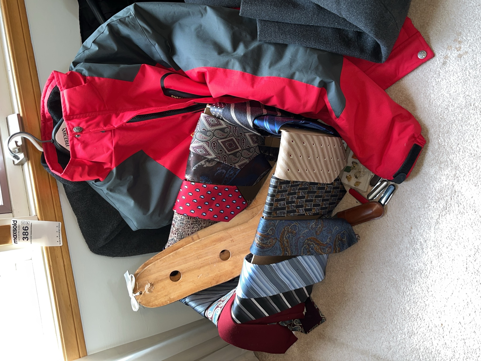 Men's outerwear, ties, pocket knives, pins, flies | Maxsold