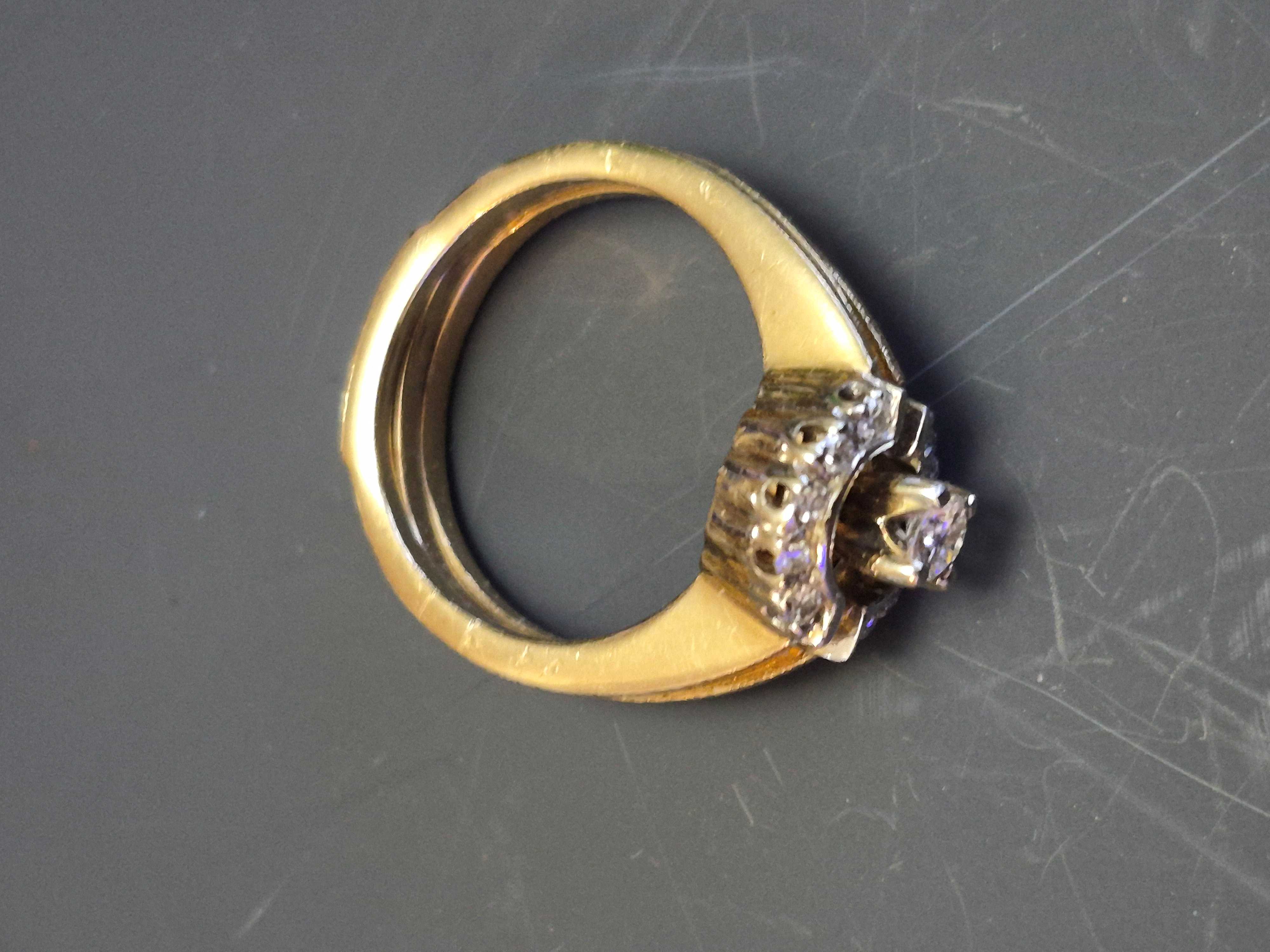 14 KT Yellow Gold Diamond Split Shank Ring | Maxsold
