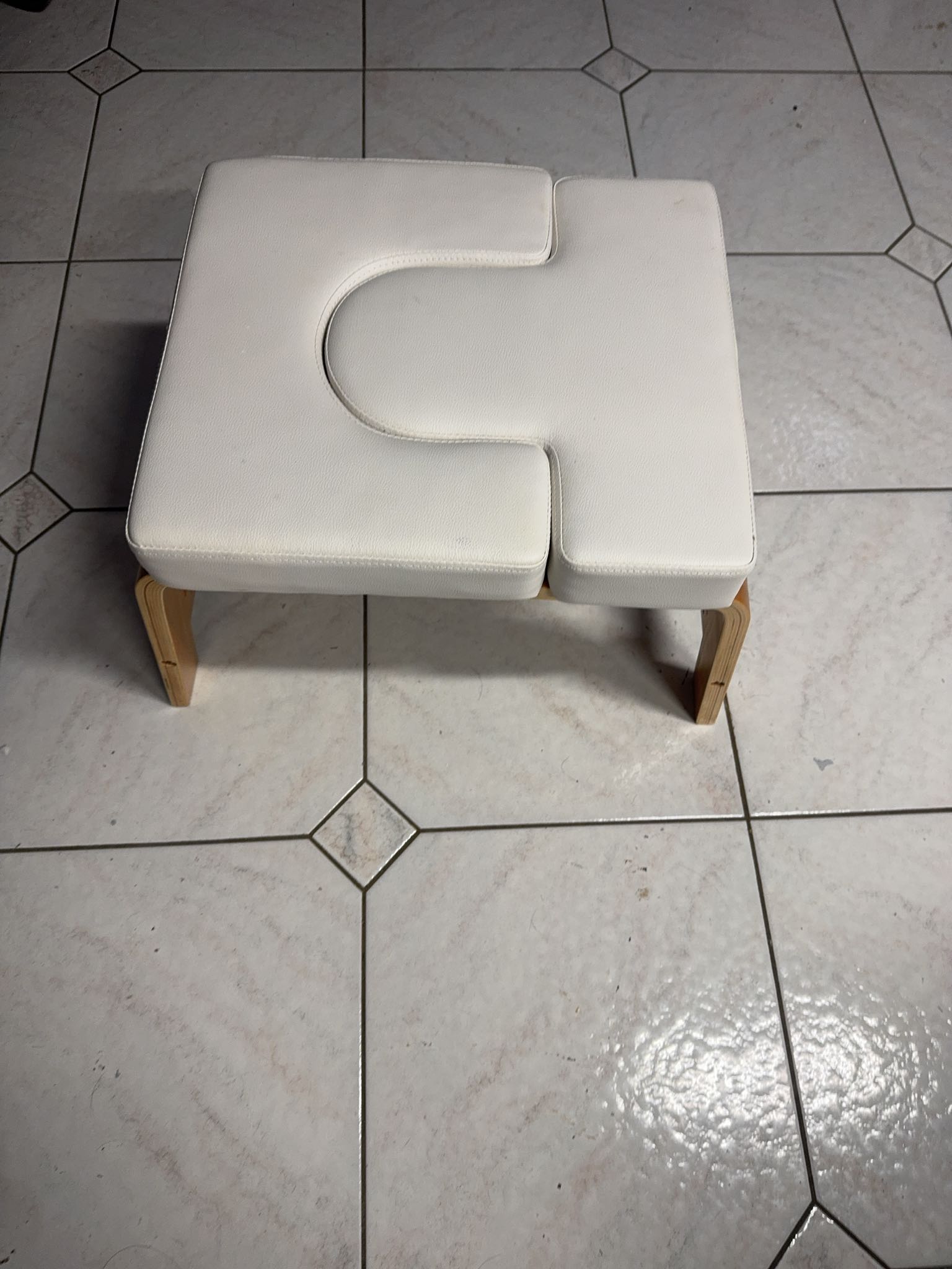Synergee white wood headstand stool/bench | Maxsold